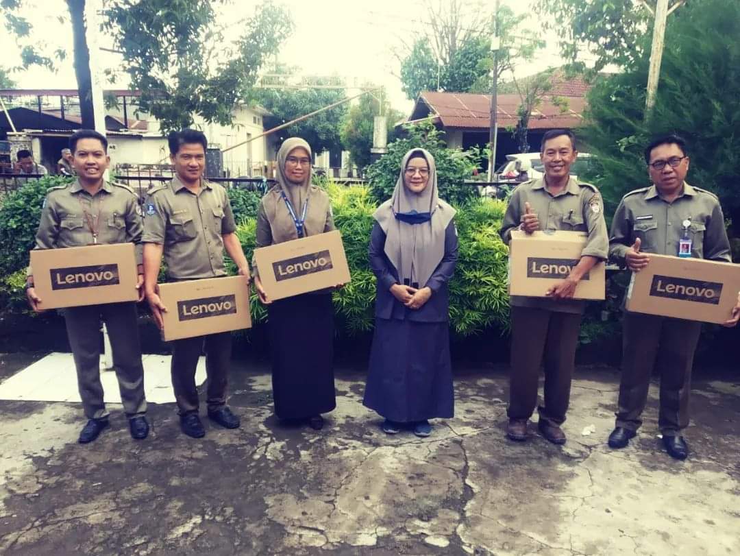 Bekali Kelengkapan Kerja Bagi Karyawan, Ini Harapan Dirut Perumda ... Bekali Kelengkapan Kerja Bagi Karyawan, Ini Harapan Dirut Perumda ...